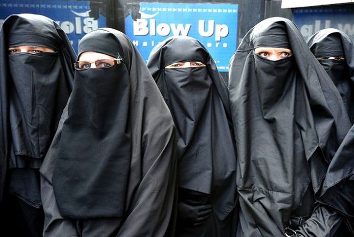 Tinere MUSULMANE atacate si batute pe strada in Bucuresti! ”Au smuls ...